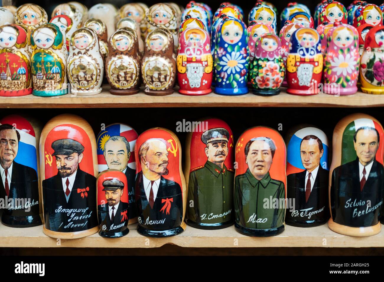 Russian nesting dolls market stall hi-res stock photography and images ...