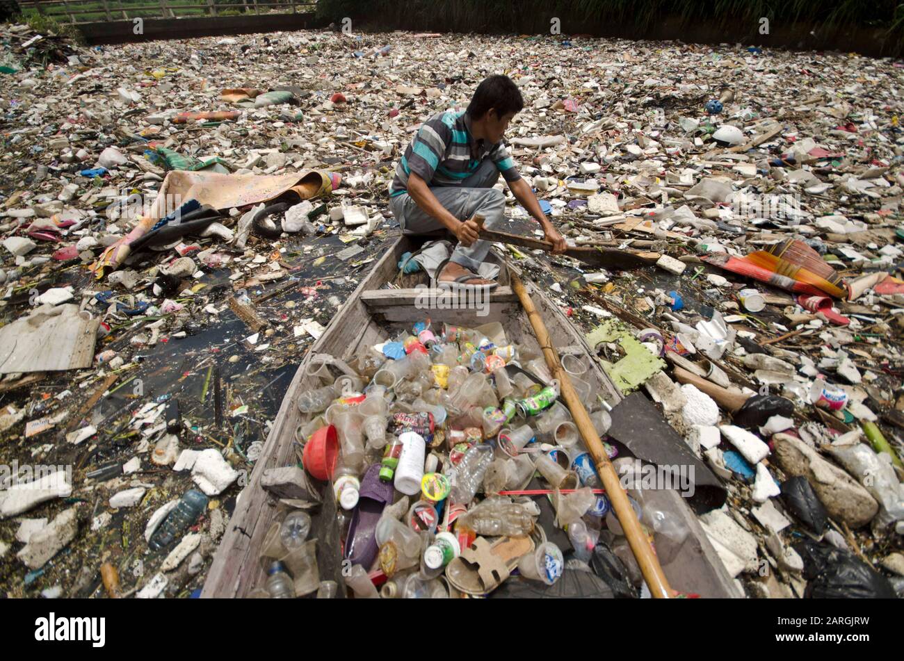 Garbage filled river hi-res stock photography and images - Alamy