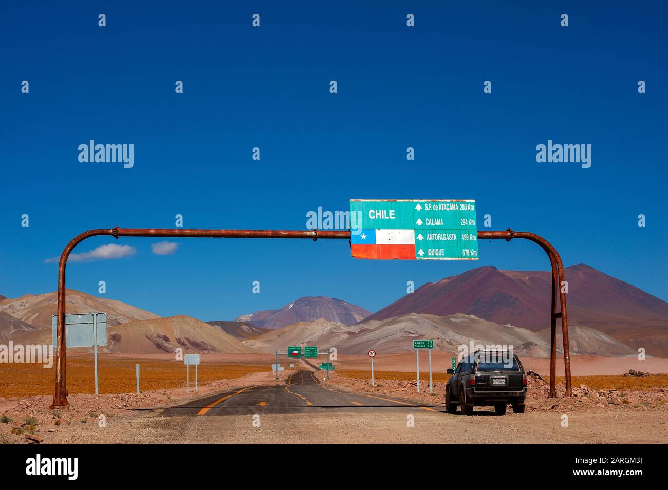Chile border hi-res stock photography and images - Alamy