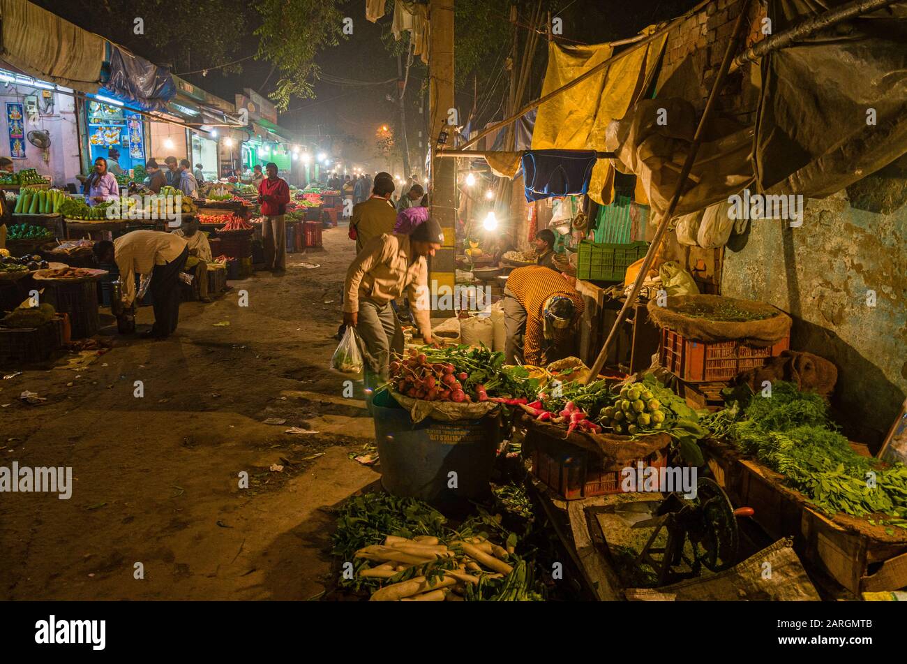 India streets night hi-res stock photography and images - Alamy