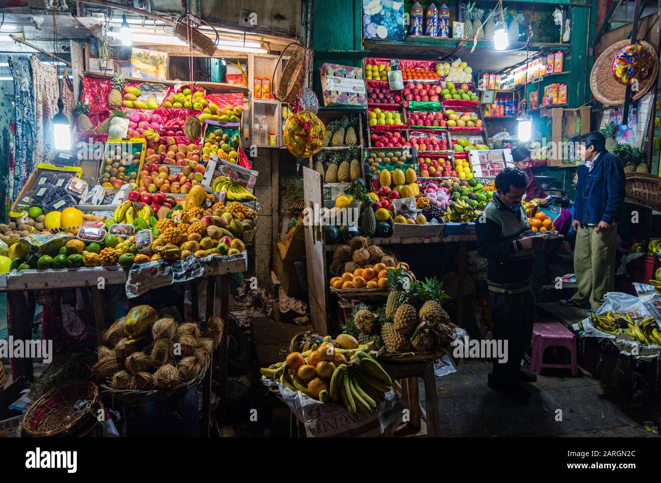 Night food market india hi-res stock photography and images - Alamy