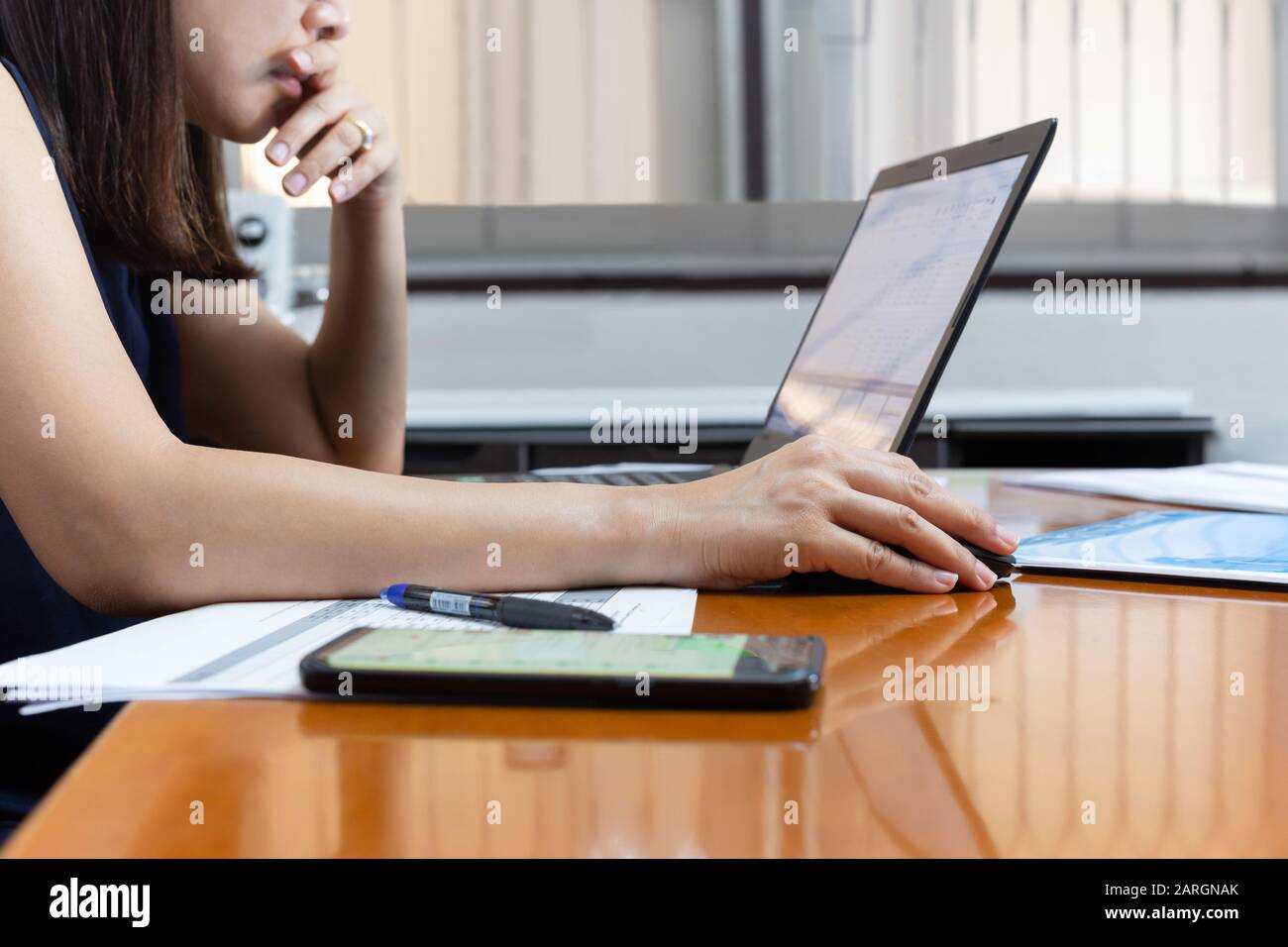 Woman hand clicking wireless mouse hi-res stock photography and images ...