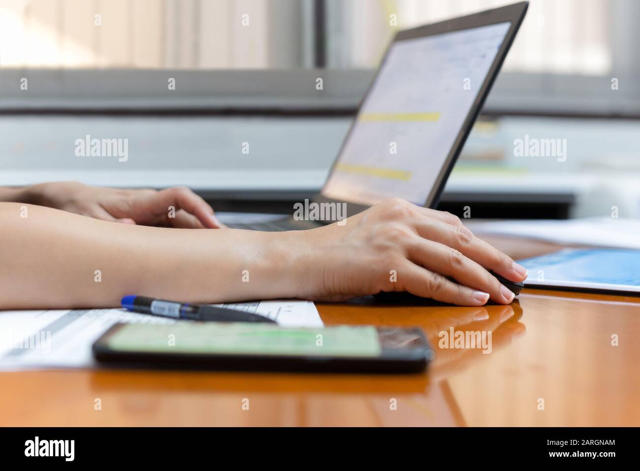 Hand clicking mouse hi-res stock photography and images - Alamy