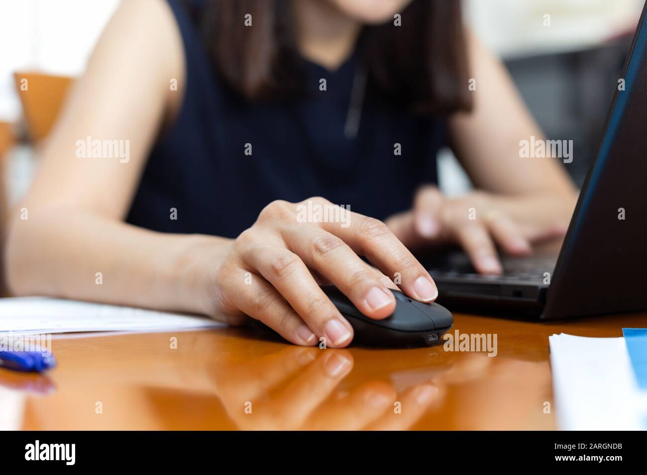 Hand clicking mouse hi-res stock photography and images - Alamy
