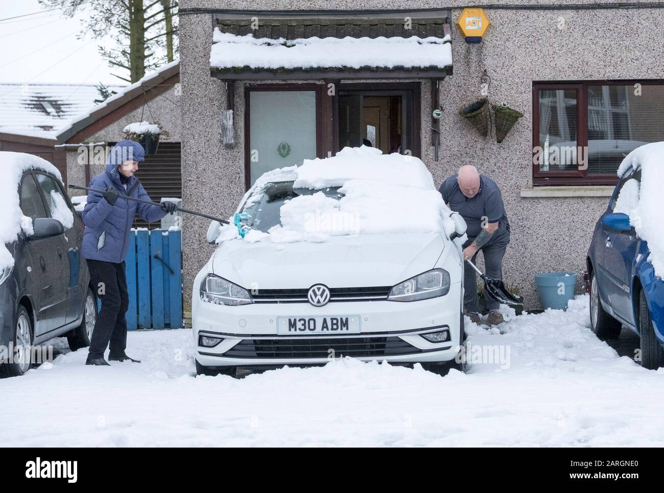 Scotland, UK. 28th Jan, 2020. Weather: Agnes and Robert Martin clear ...