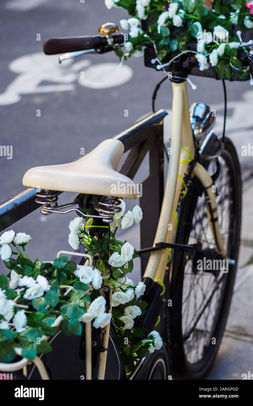 Cycle road paris hi-res stock photography and images - Alamy