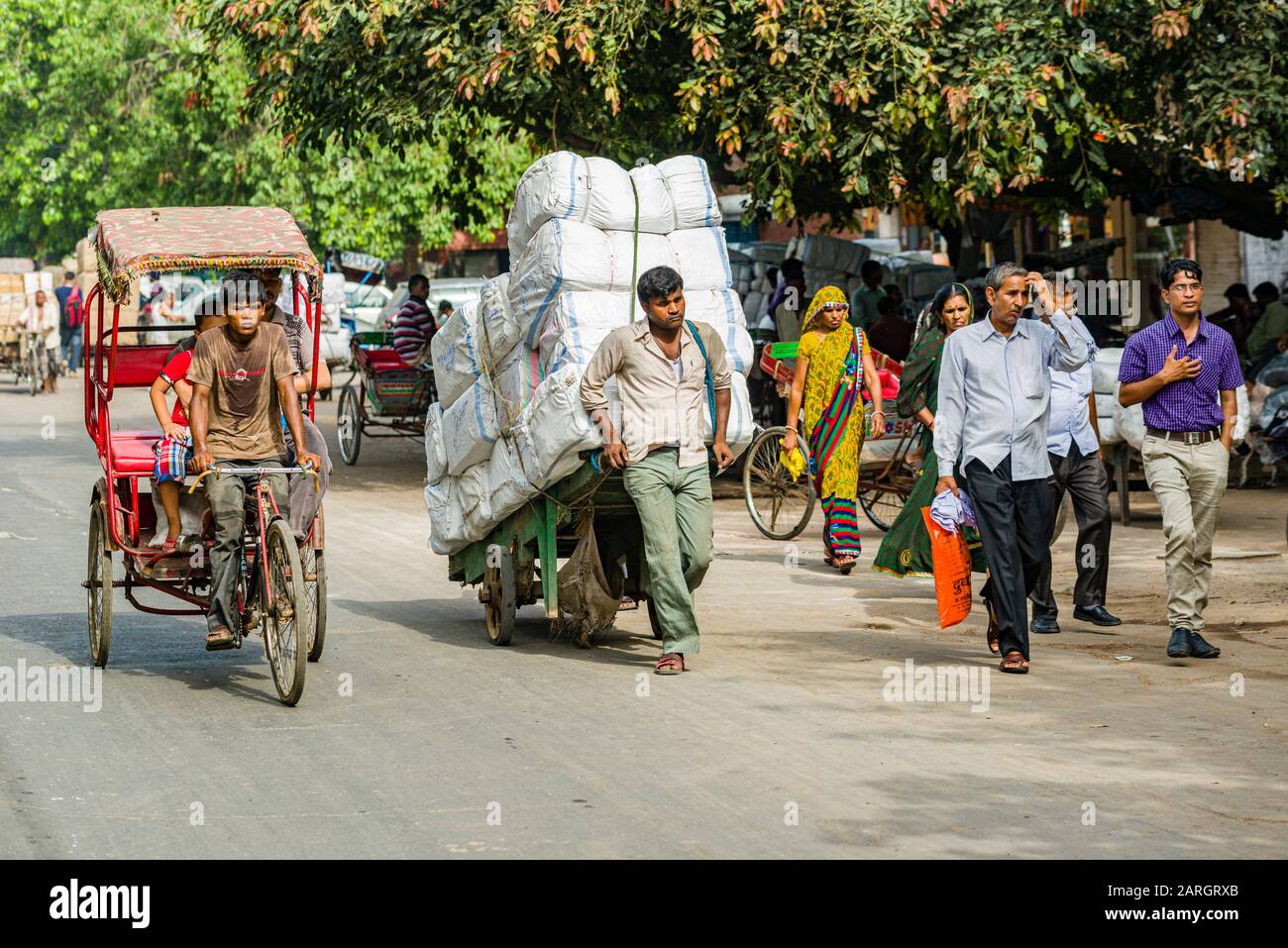Cycle rickshaws road old delhi hi-res stock photography and images - Alamy