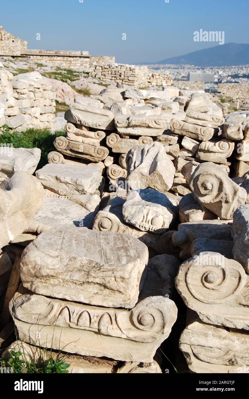 Fragments ancient greek columns hi-res stock photography and images - Alamy