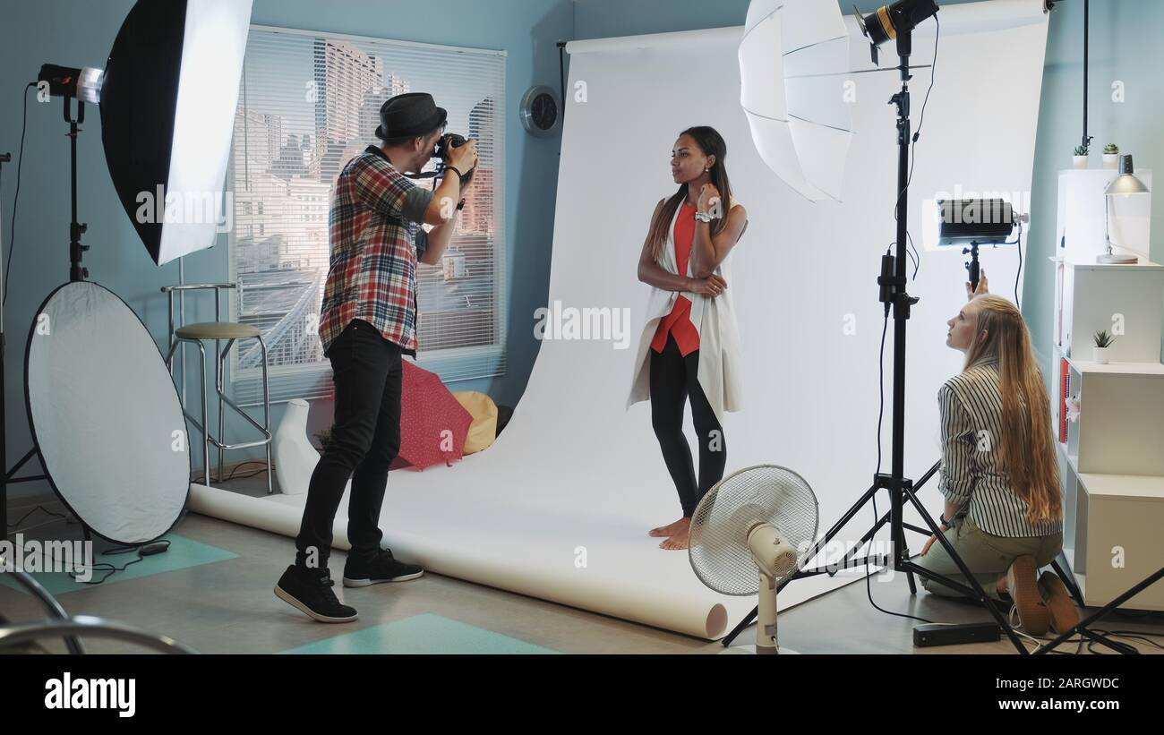 Female photographer directing model hi-res stock photography and images ...