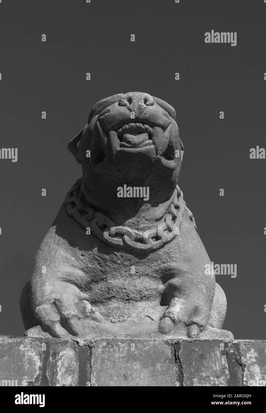 Bulldog statue hi-res stock photography and images - Alamy