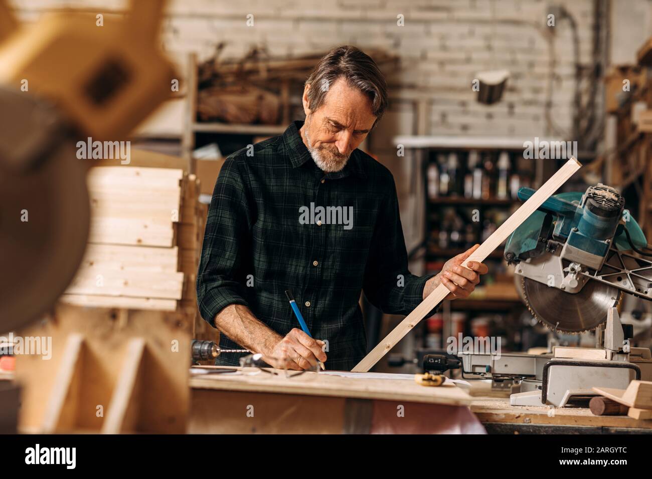 Senior person drawing hi-res stock photography and images - Alamy