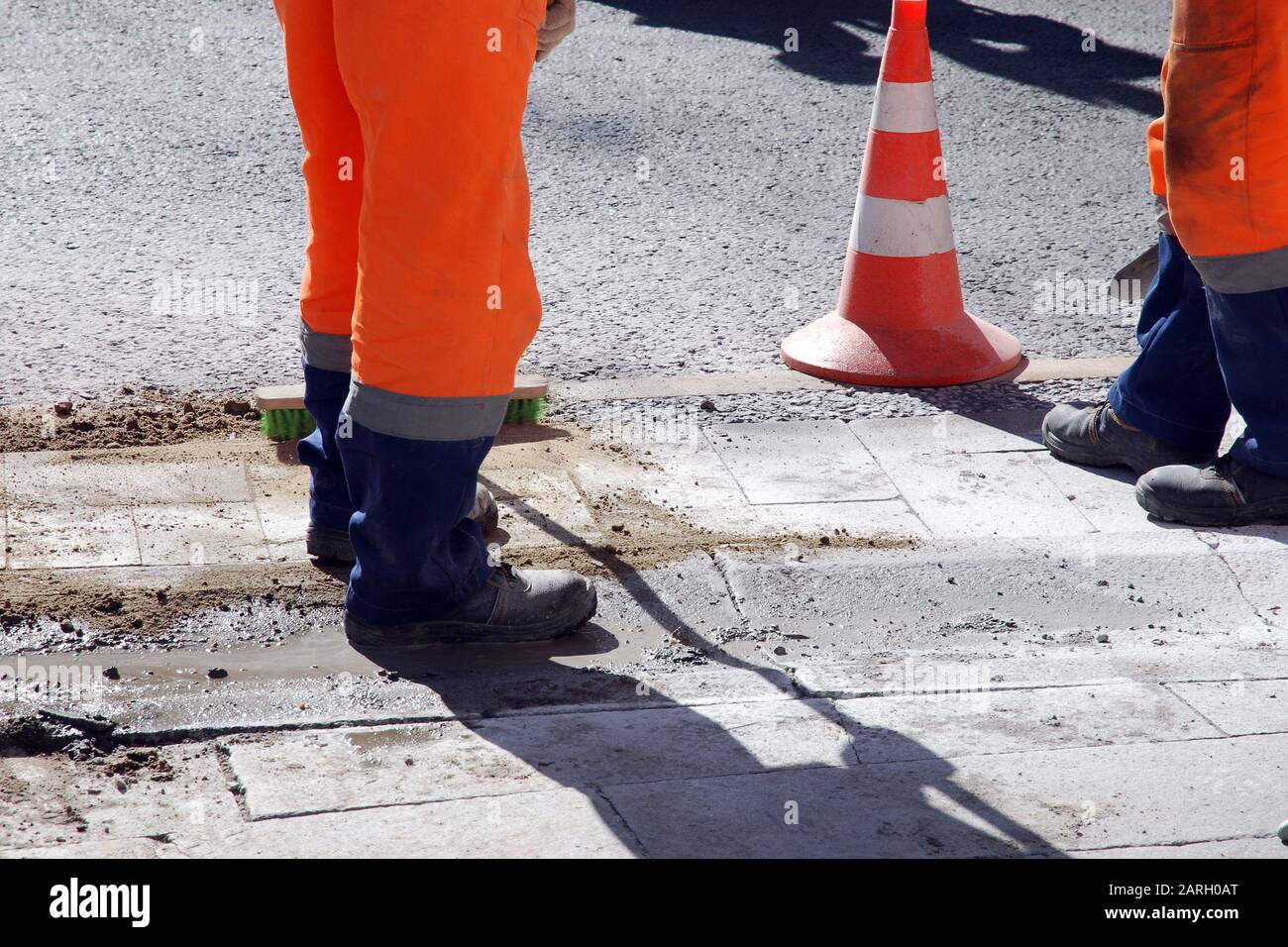 Road man work uniform orange hi-res stock photography and images - Alamy