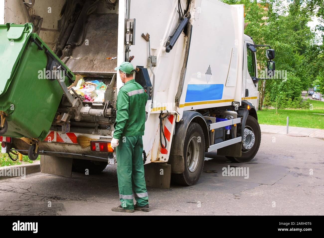 Dustbin man hi-res stock photography and images - Alamy