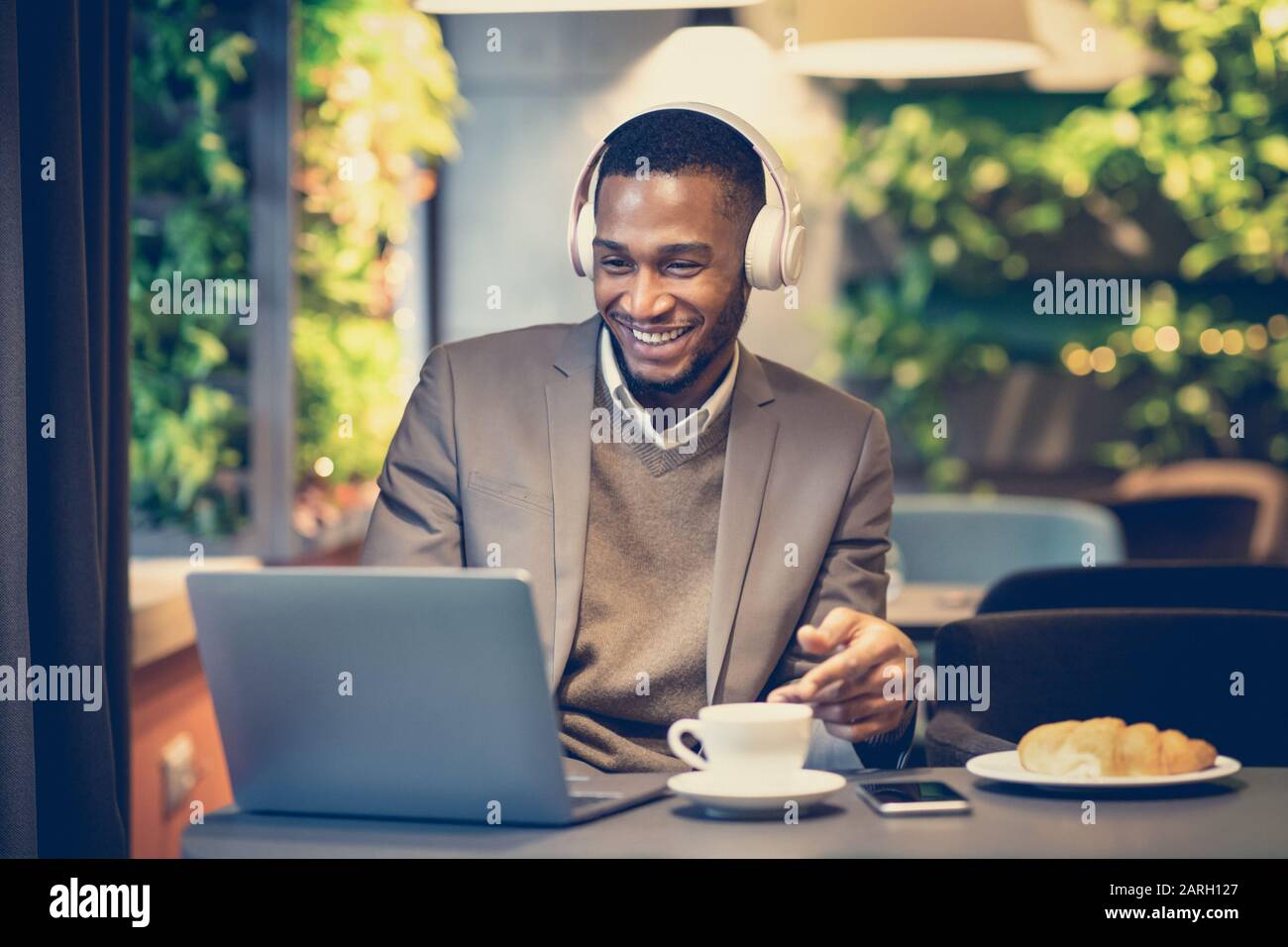 Music writing computer hi-res stock photography and images - Alamy