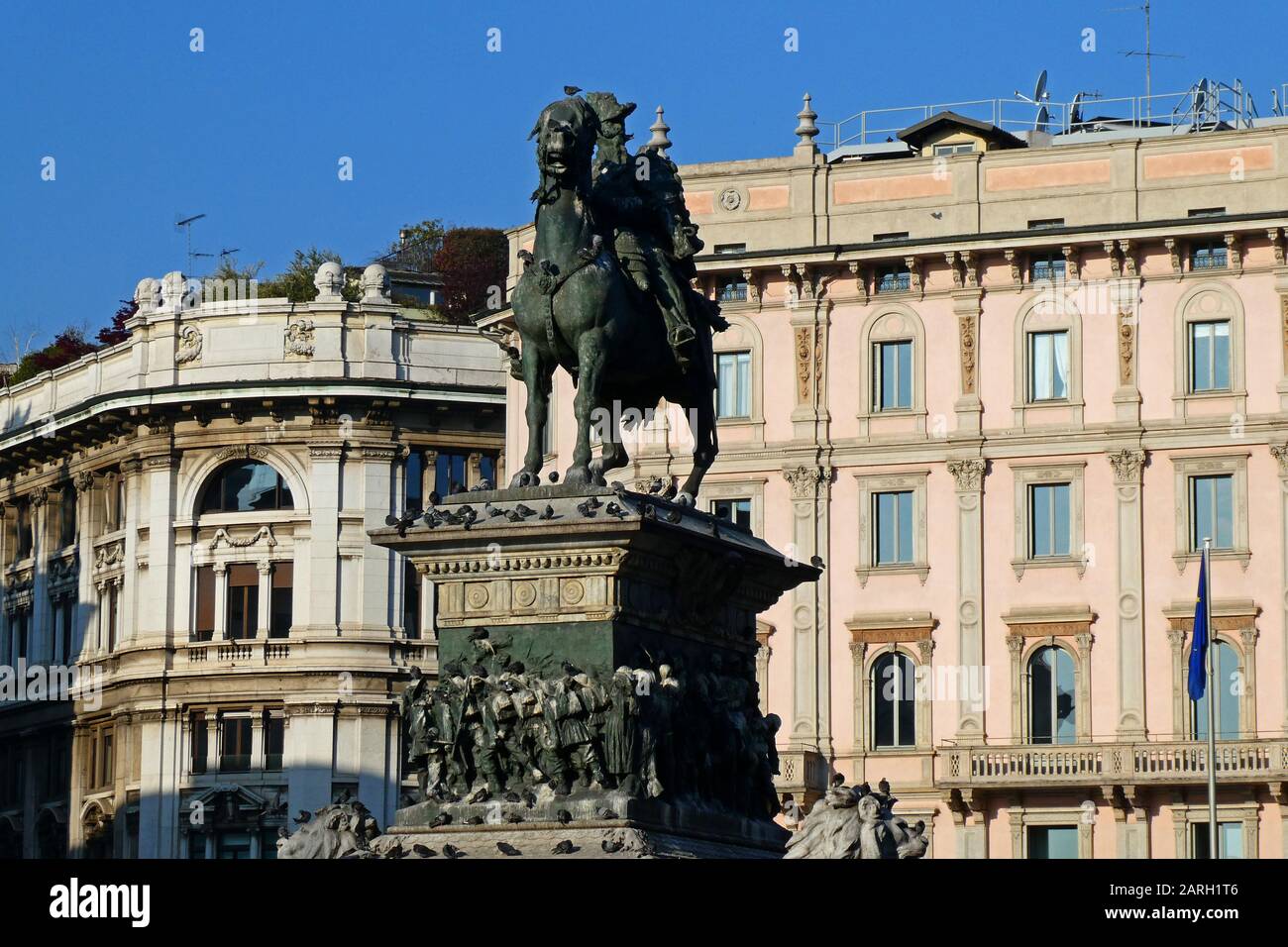 Piazza del Duomo and King Victor Emmanuel II statue, Milan, Lombardy ...