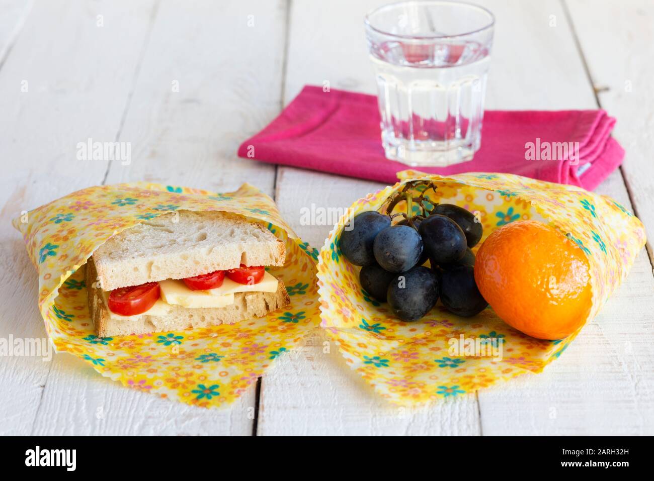 Environmentally friendly food wraps hi-res stock photography and images ...