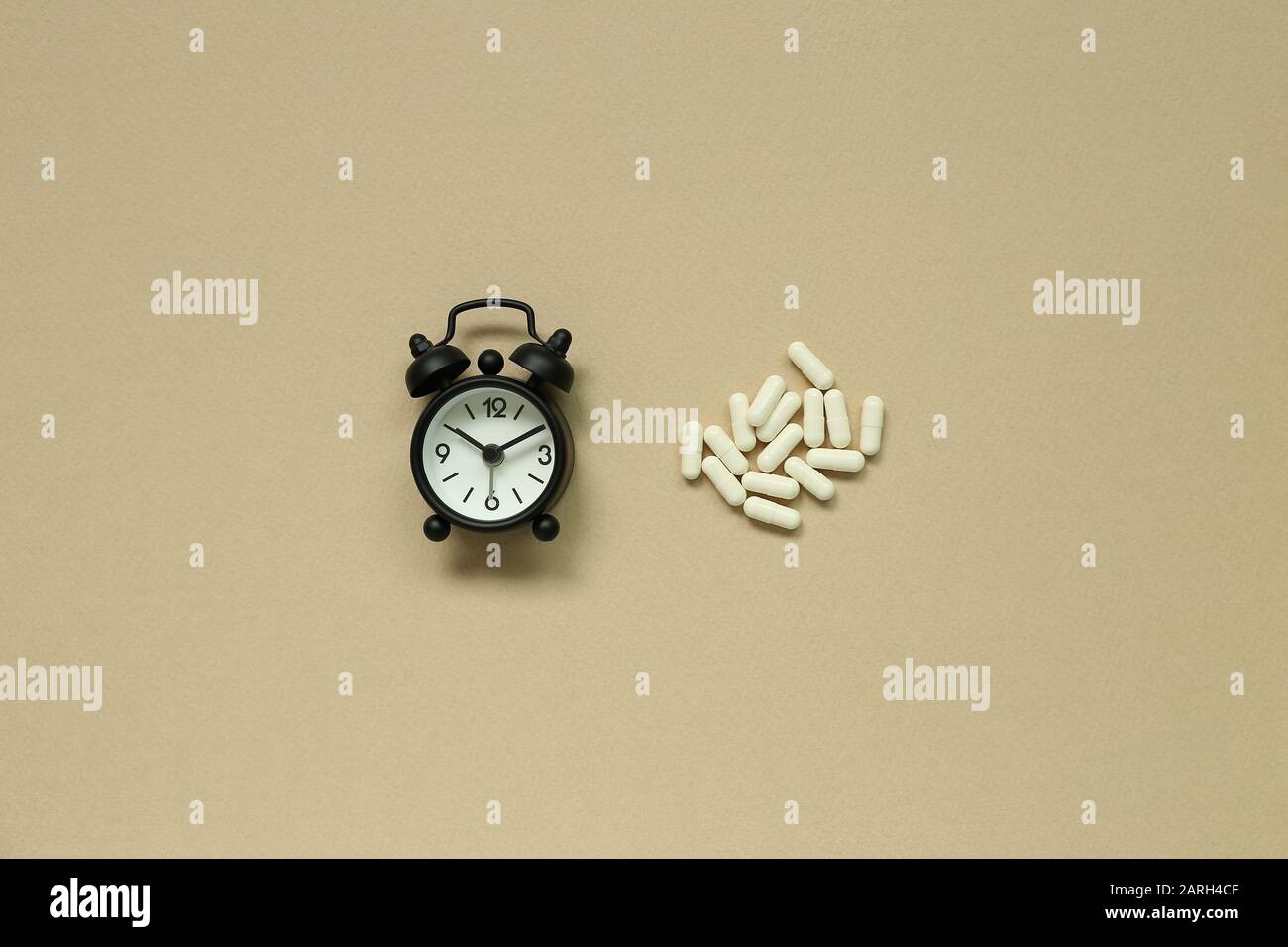 Sleeping pills and alarm clock. Insomnia concept Stock Photo - Alamy