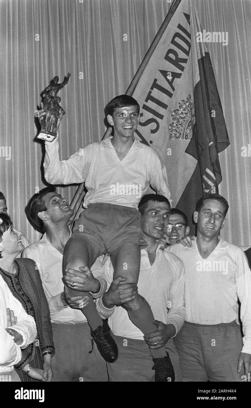 Willy Dullens footballer of the year, on the shoulders of clubmates ...