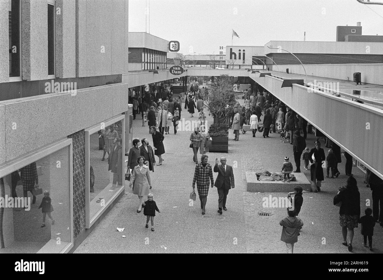 Shopping center buikslotermeerplein amsterdam noord hi-res stock ...