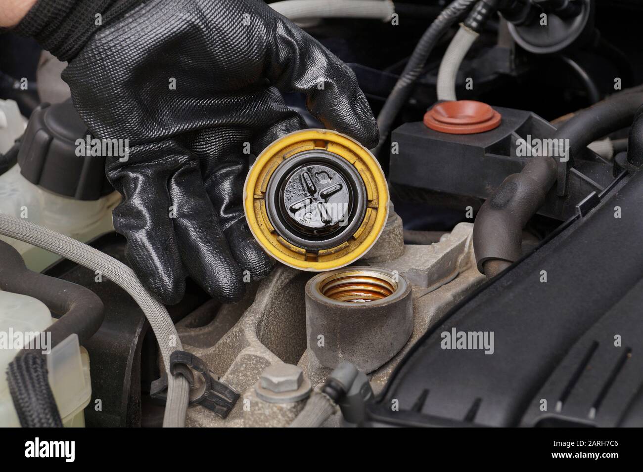 Oil change hi-res stock photography and images - Alamy