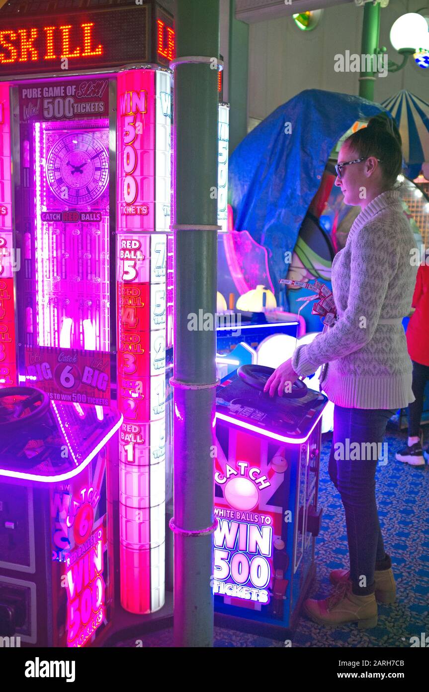Funfair games arcade hi-res stock photography and images - Alamy