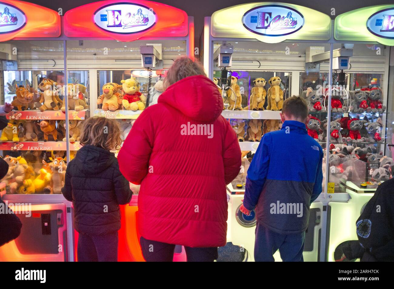 An amusement arcade on Brighton Pier Stock Photo - Alamy