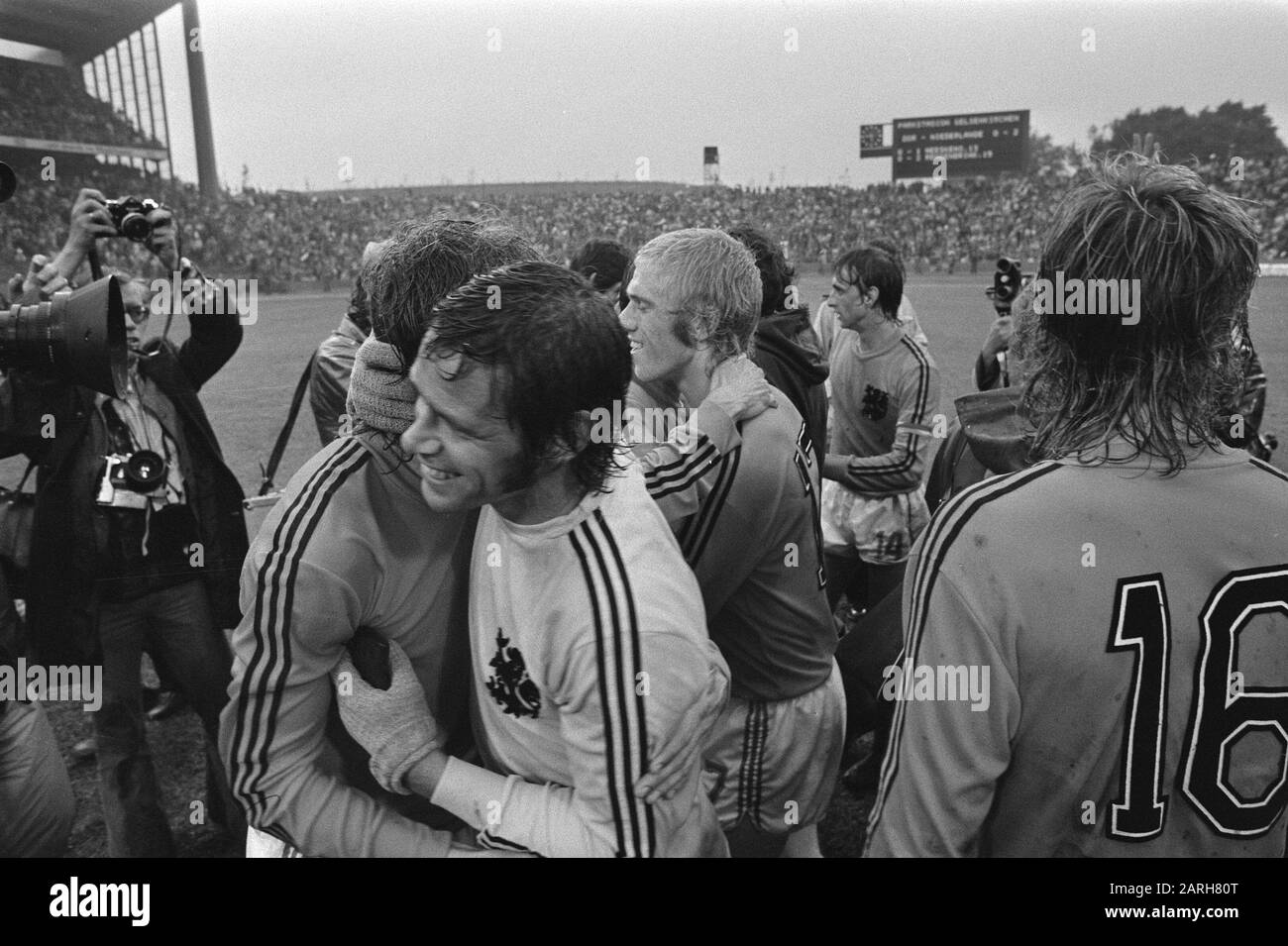 World Cup 74, Netherlands against DDR 2-0, nr. 23 Jongbloed (middle ...