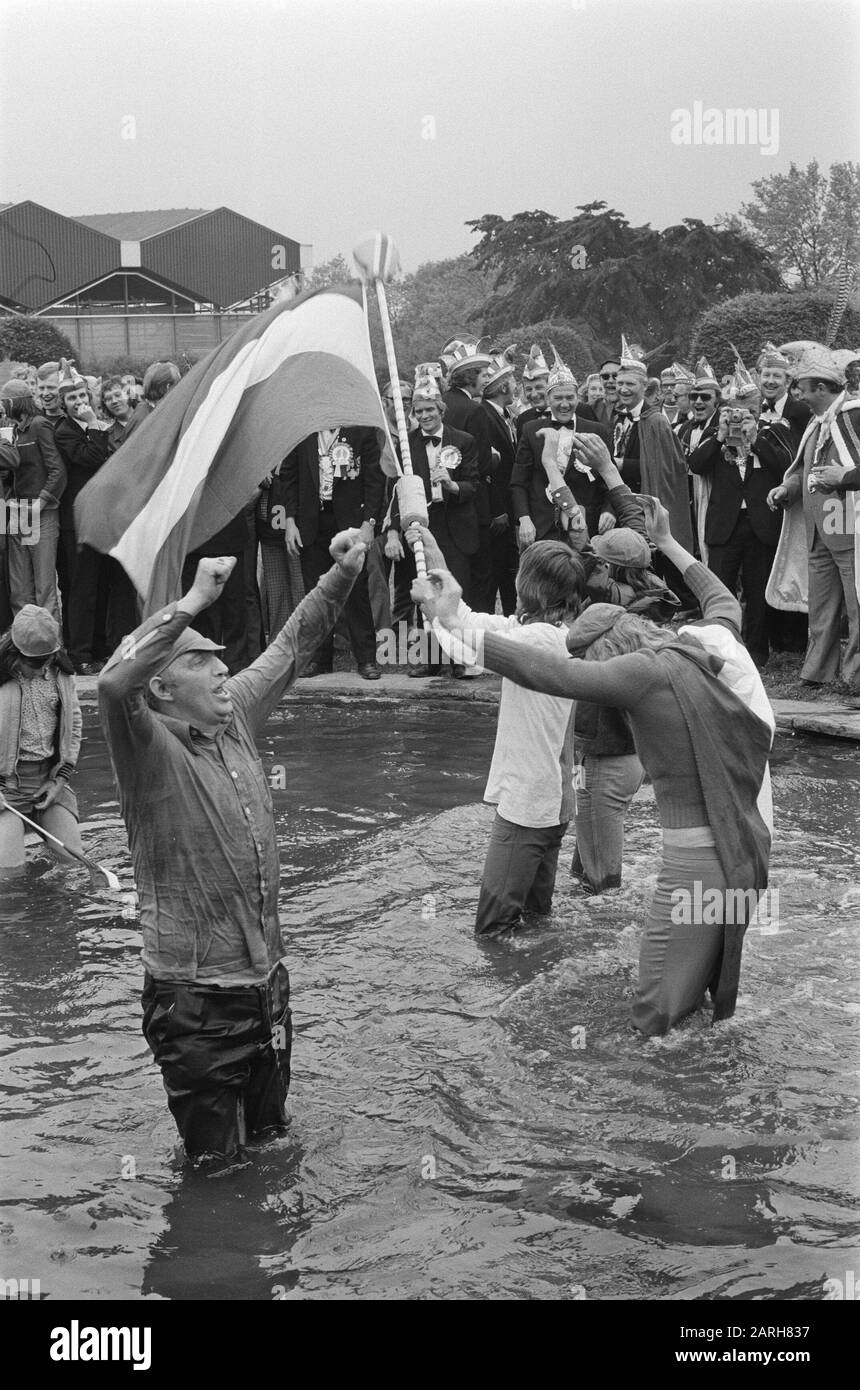 National waving flags world Black and White Stock Photos & Images - Alamy