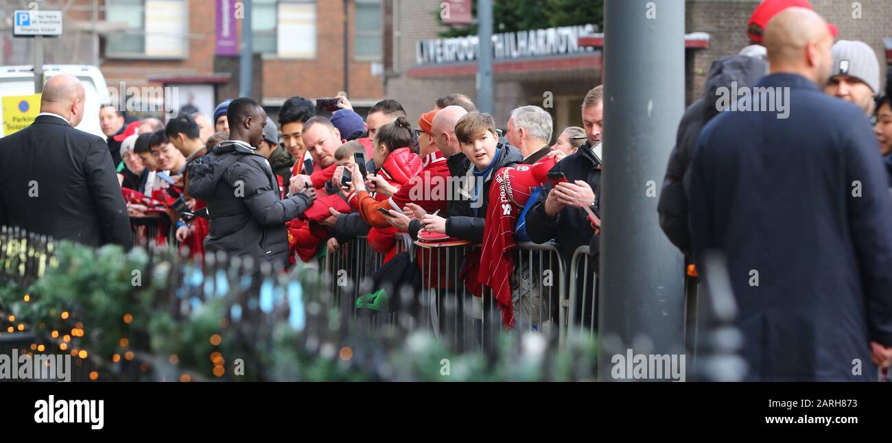 LIVERPOOL,UK LIVERPOOL FC CROWD MAYHEM CREDIT IAN FAIRBROTHER/ALAMY ...