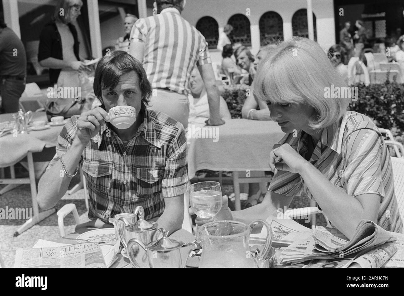 World Cup 74, Dutch team in Hiltrup with women; Johan and Danny Cruyff ...