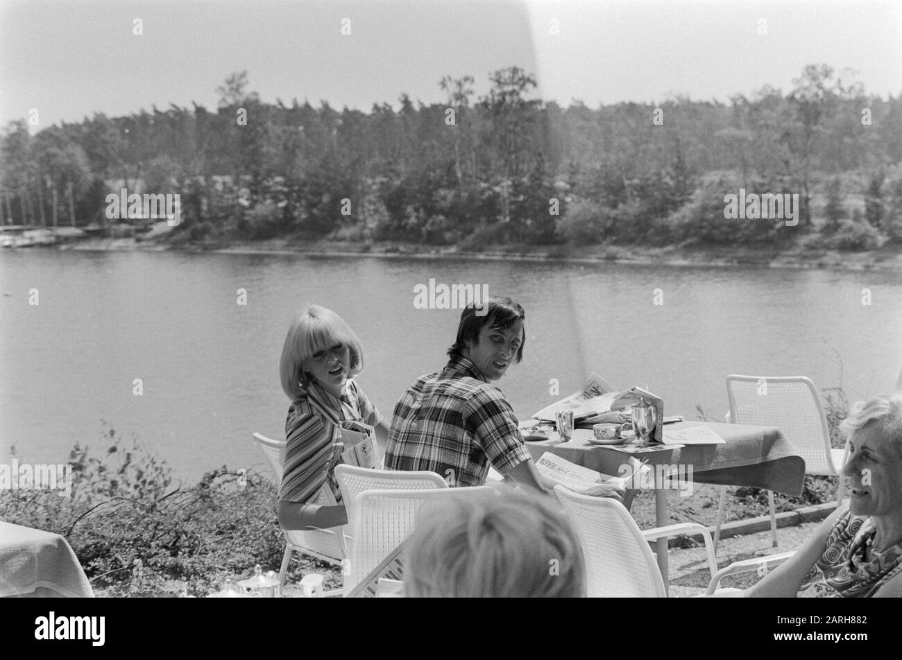 World Cup 74, Dutch team in Hiltrup with women; Johan and Danny Cruyff ...