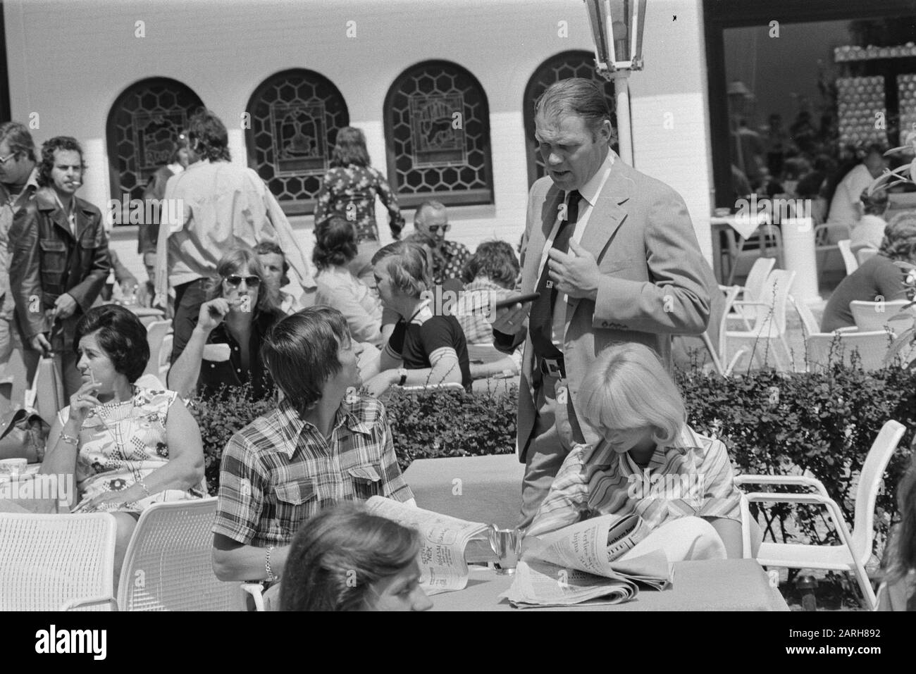 World Cup 74, Dutch team in Hiltrup with women; Rinus Michels en ...