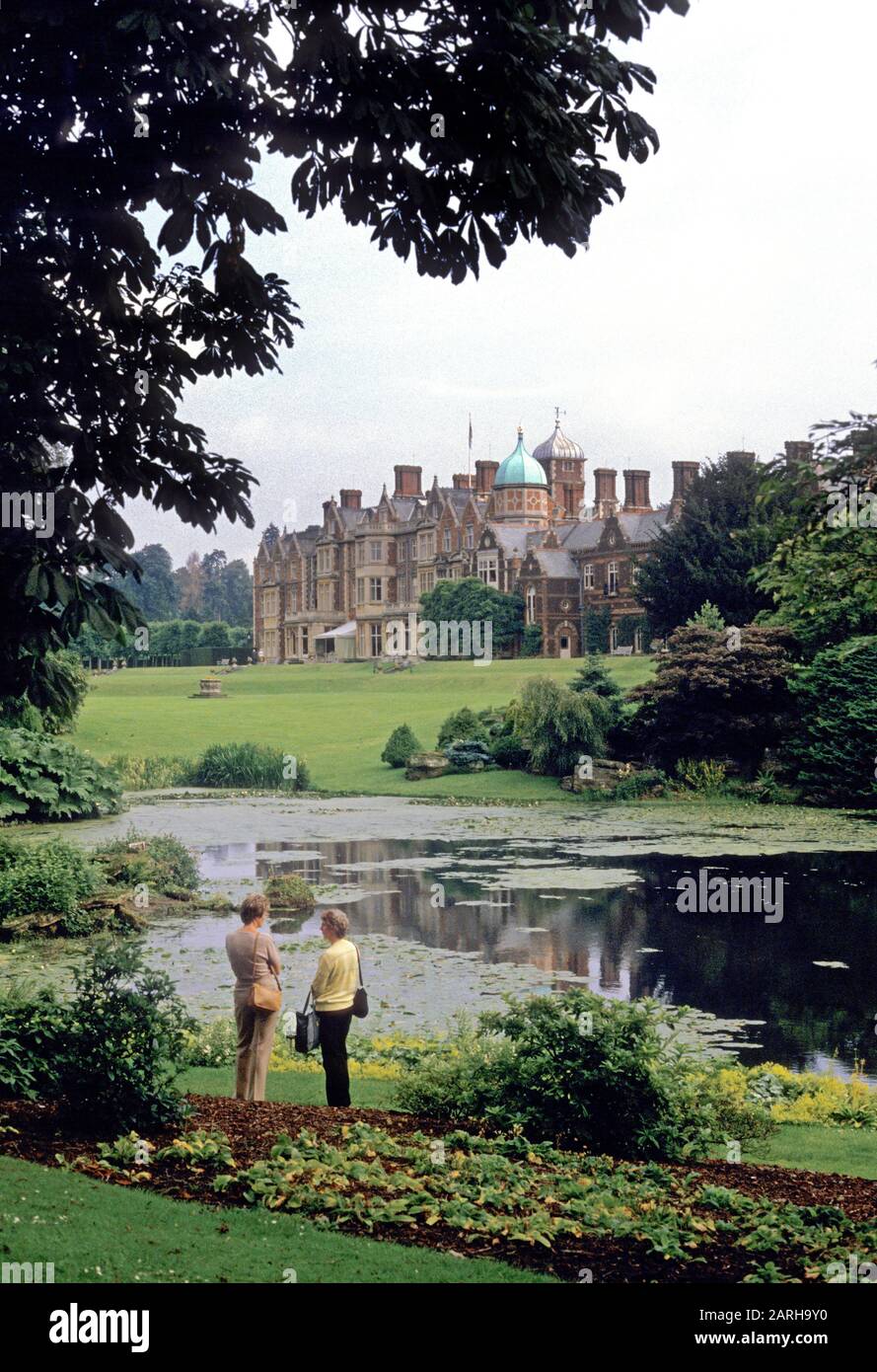 Queen elizabeth ii and the duke of norfolk hi-res stock photography and ...