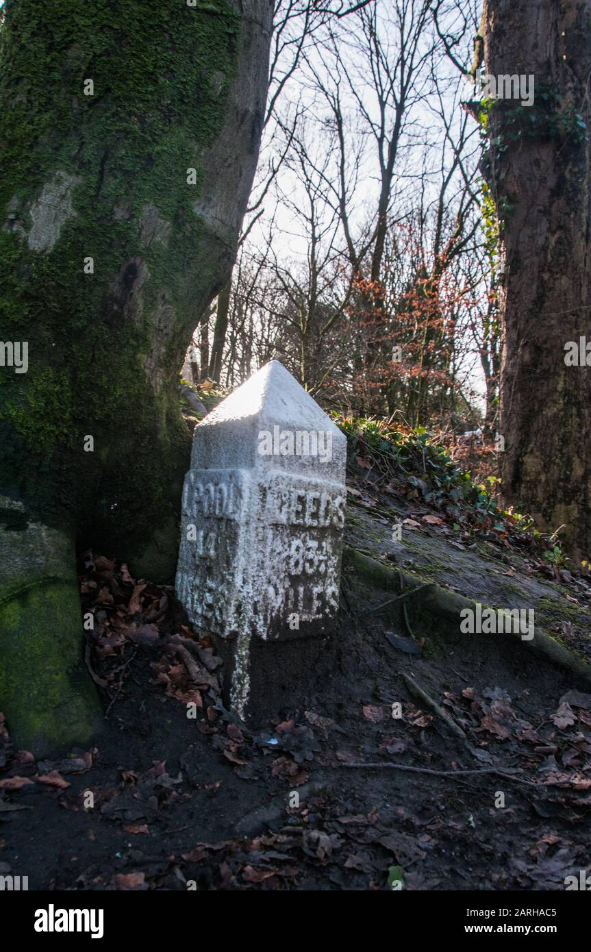 Leeds liverpool canal towpath signage hi-res stock photography and ...