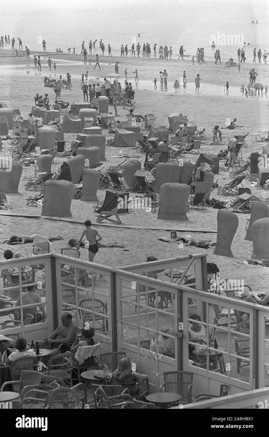Zandvoort warmth, crowds on the beach Date: June 9, 1966 Location ...