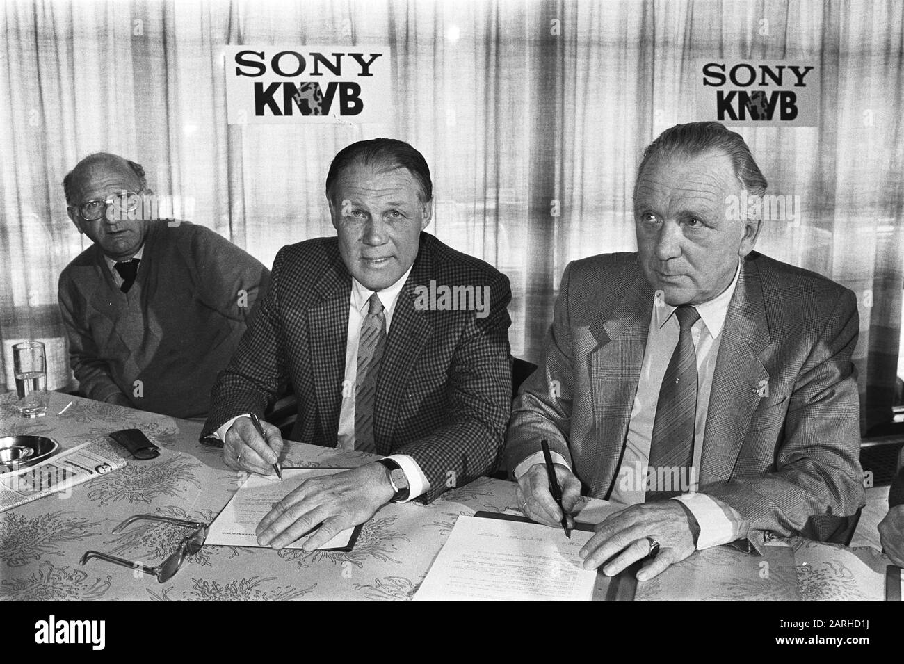 Technical staff knvb hi-res stock photography and images - Alamy
