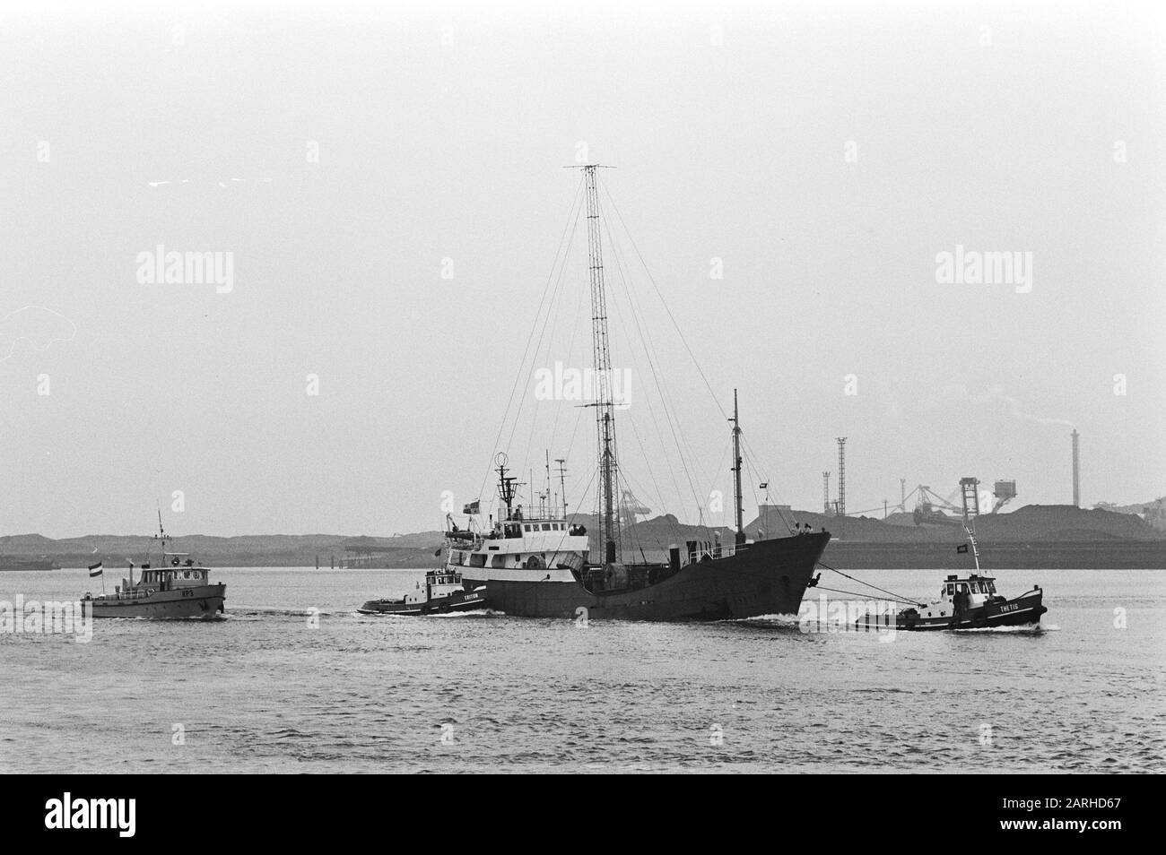 Transmitter Magda Maria, Radio Paradise is dragged into the port of ...