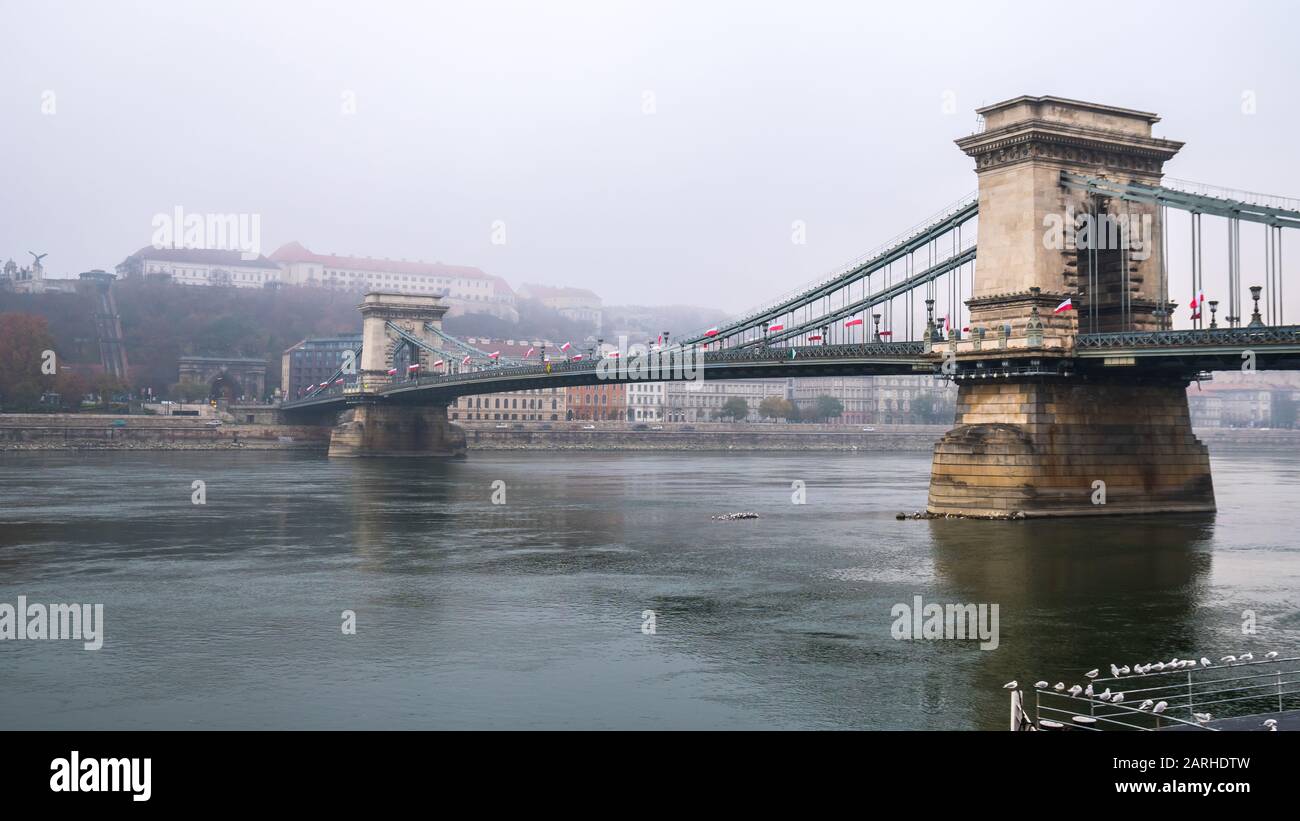 Beautiful view of the Chain Bridge over the Danube river in Budapest ...