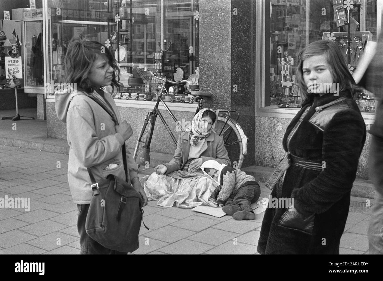 Gypsy girl with child begging in Amsterdam on Nieuwendijk Date: 11 ...