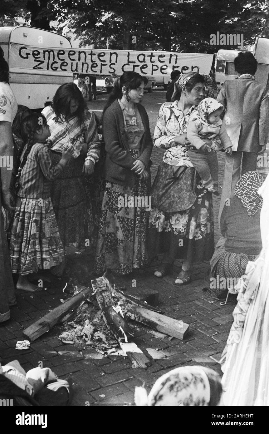Gypsies demonstrate for building Association of Dutch Municipalities in ...