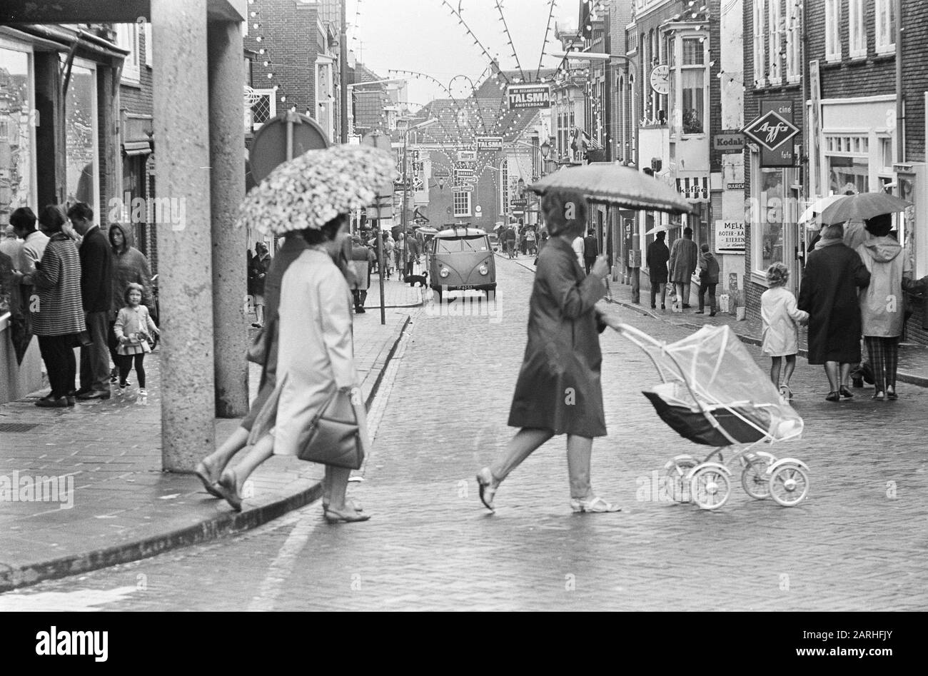 Summer 1966 in Zandvoort, full streets Date: July 21, 1966 Location ...