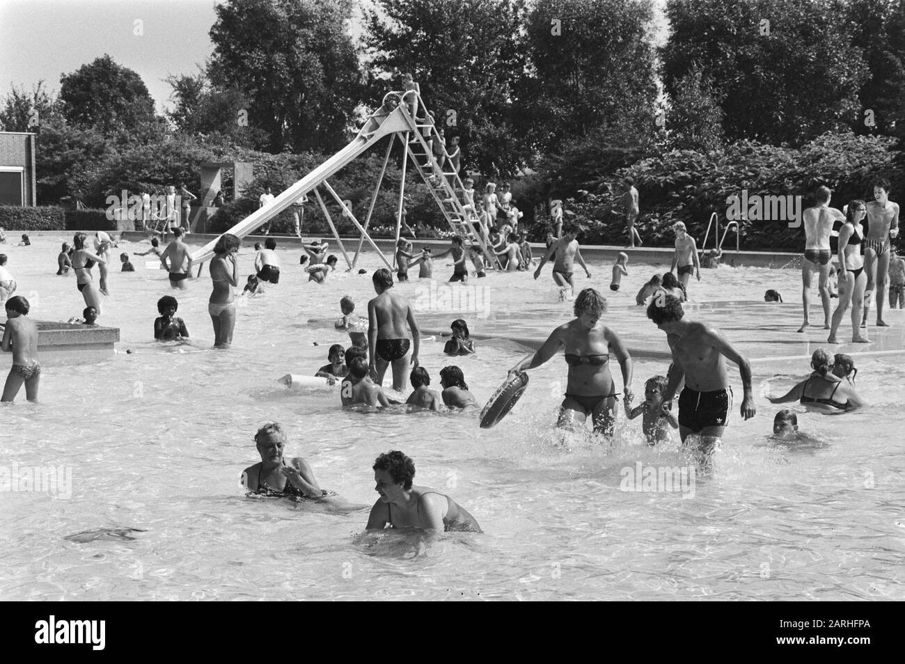 Summer; crowding in outdoor pool in Amsterdam Date: August 3, 1981 ...