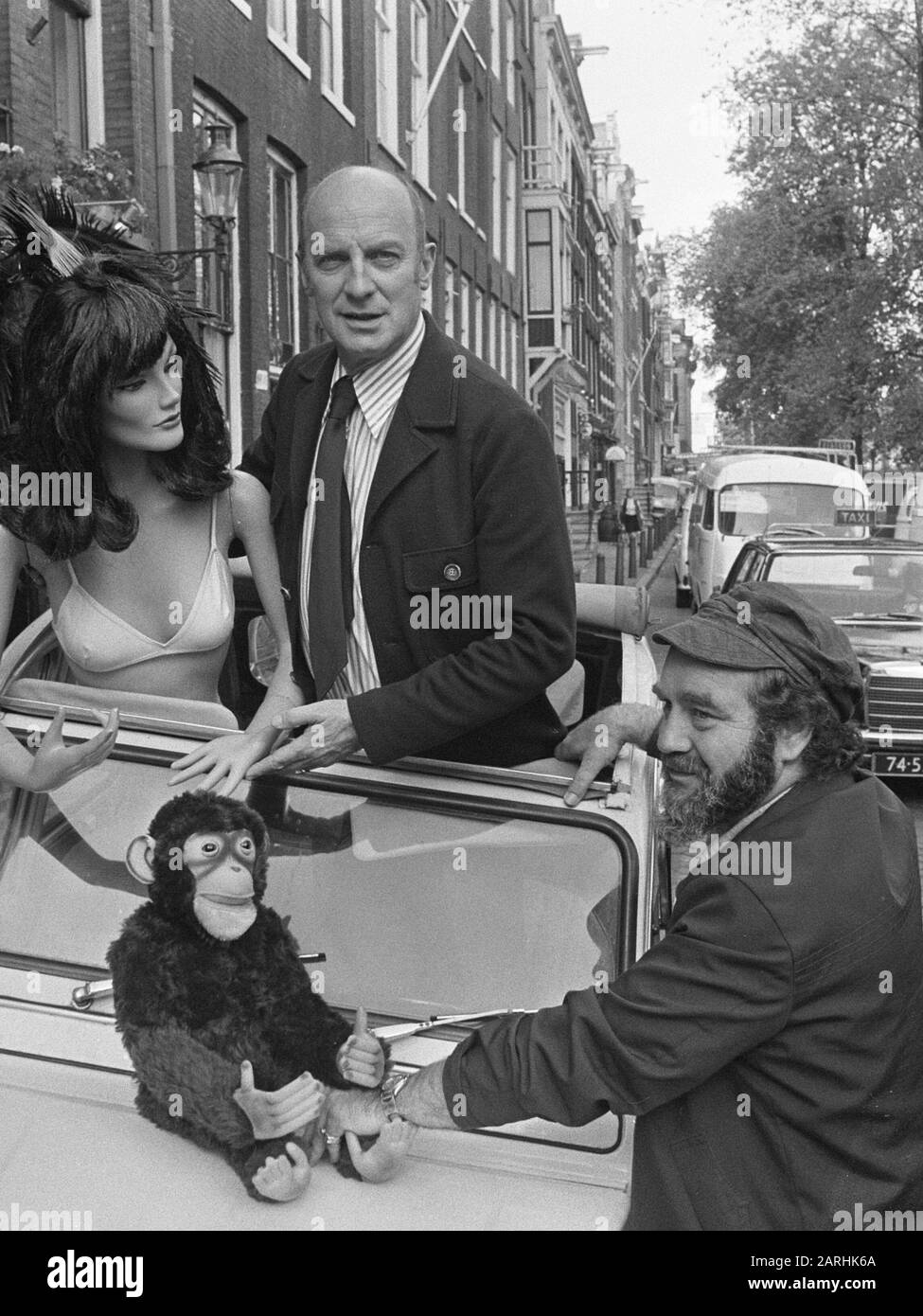 " Opnamen voor film Op de Hollandse Toer in Amsterdam, Engelse regisseur Harry Booth en Wim ...