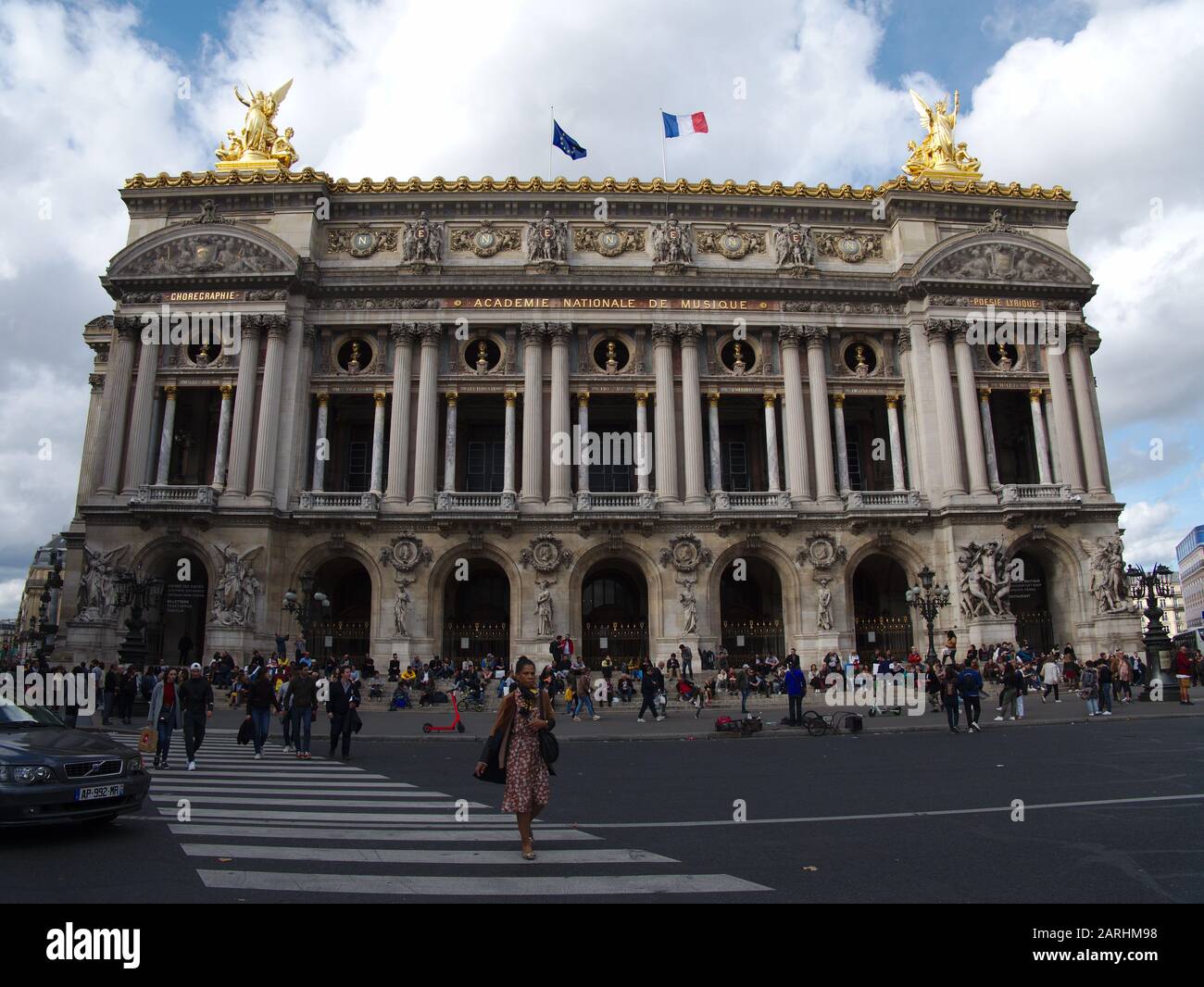 Crowd people waiting theater hi-res stock photography and images - Alamy
