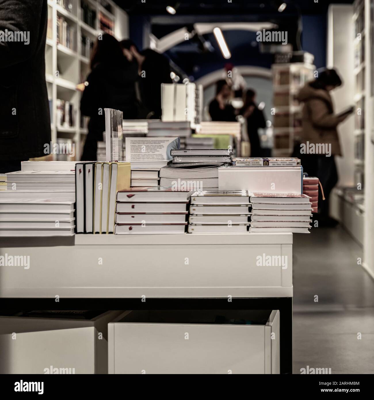 College textbooks stacked hi-res stock photography and images - Alamy