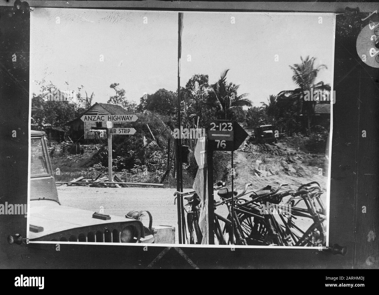 Tarakan (1945) Signposts of Allied troops on Tarakan Date: 1945 ...
