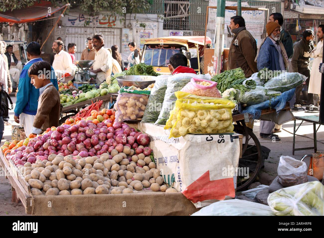 Karachi street hi-res stock photography and images - Alamy