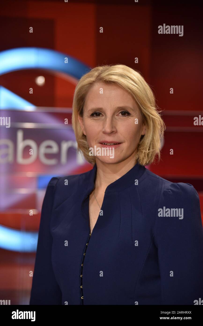 Cologne, Germany. 27th Jan, 2020. Presenter Susan Link poses as Frank ...