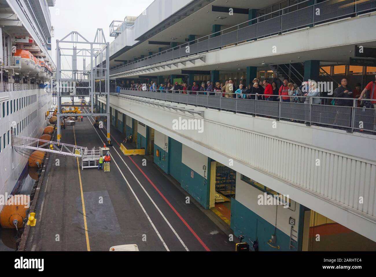 Line ups hi-res stock photography and images - Alamy