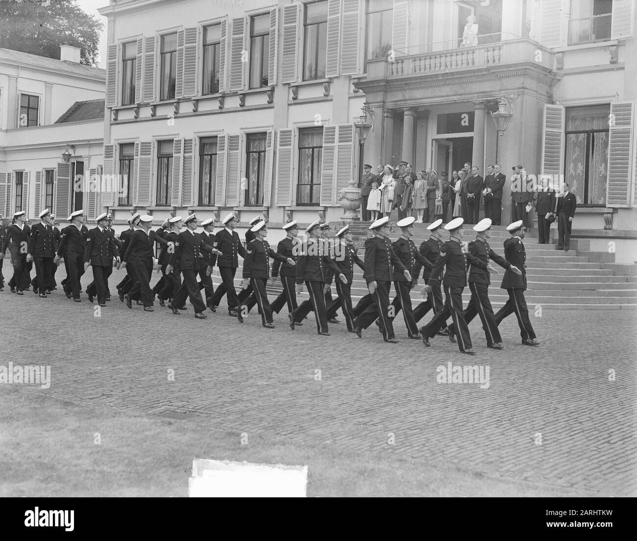 Midshipmen defile hi-res stock photography and images - Alamy